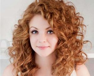 Permanente no cabelo: saiba como fazer a técnica de cachear os fios