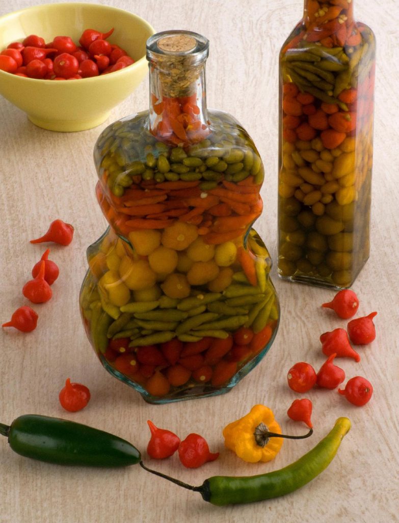 Como fazer conserva de pimenta: 3 receitas para você experimentar