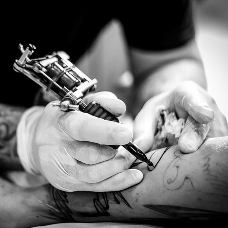 Cuidados que você deve ter ao acabar de se tatuar - Tudo Ela