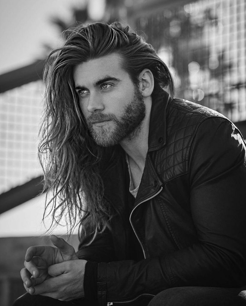 Homem com cabelo grande: melhores dicas para cuidar e fotos inspiradoras