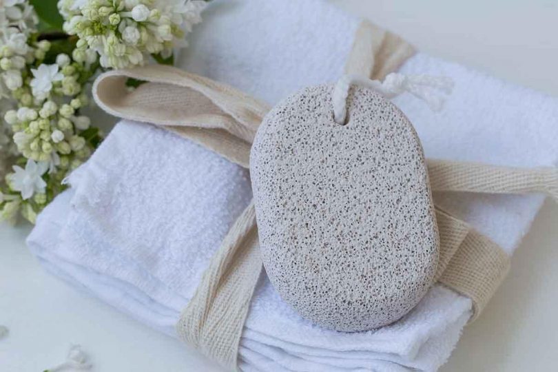 Pedra-pomes: para que serve e como usar na beleza + outros usos